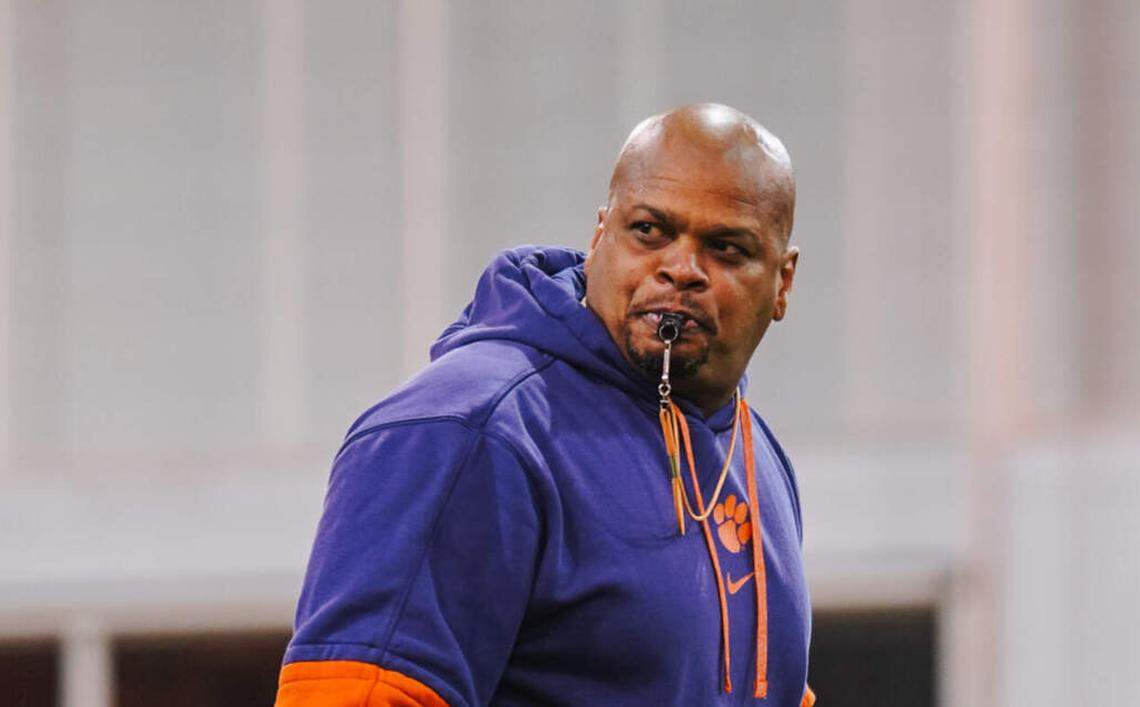 Clemson WBB coach gets mid-year raise, contract extension | The State